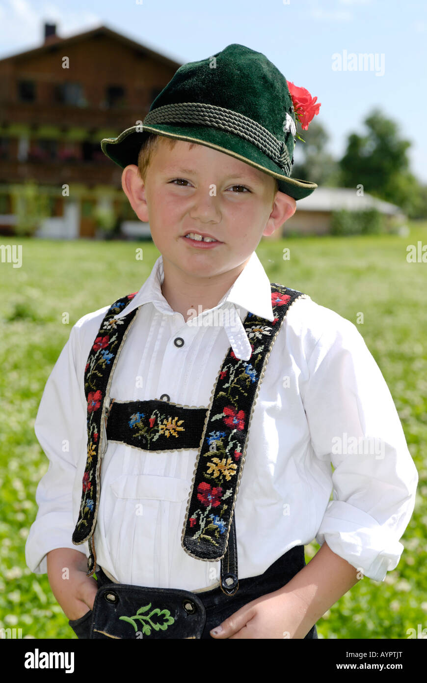 Kleiner Junge tragen traditionelle bayerische Tracht Stockfotografie ...