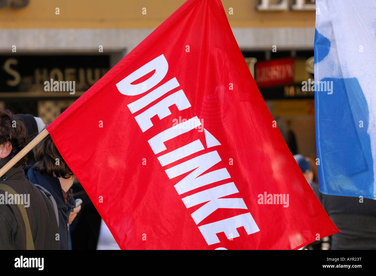Rote deutsche Linke (Die Linke) Partei Flagge bei einem Protest gegen ...