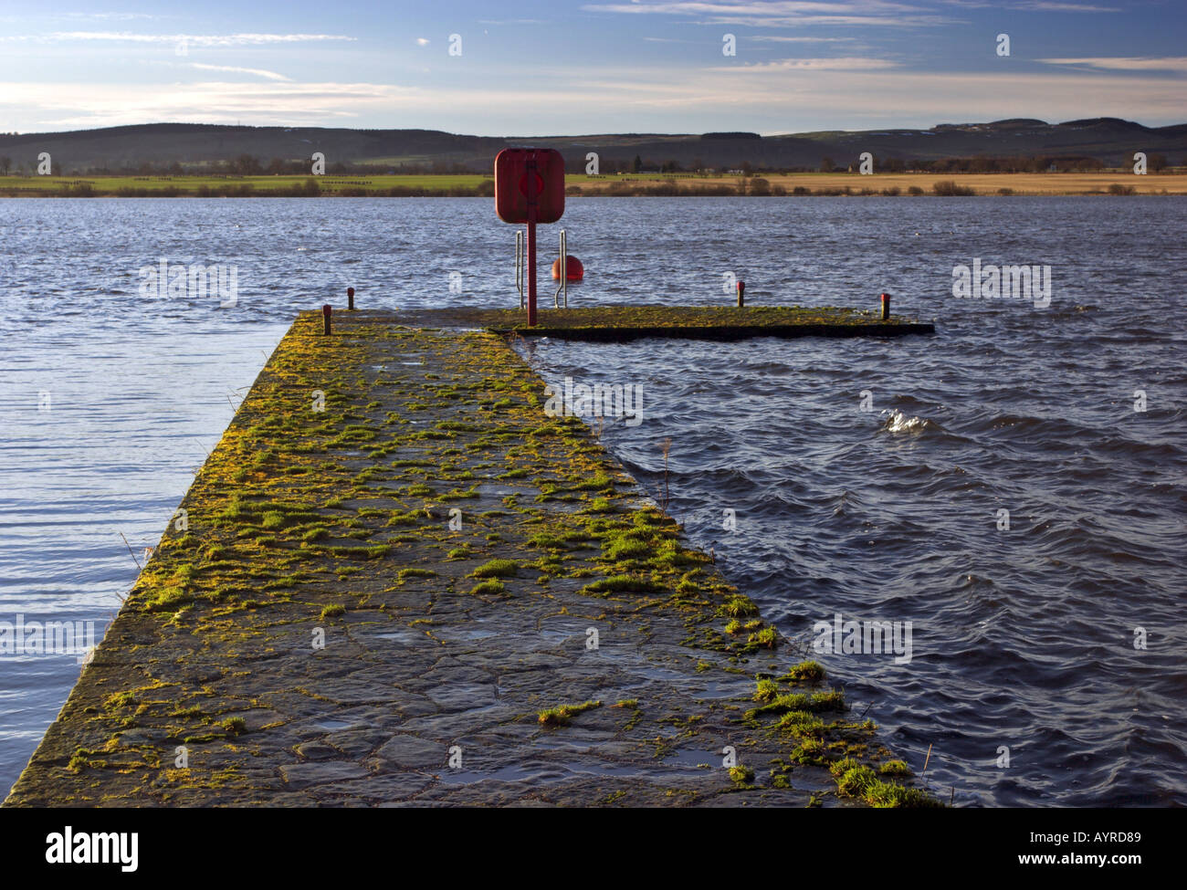 Blick auf kleine konkrete Boot Anlegesteg Loch Leven Schottland ...