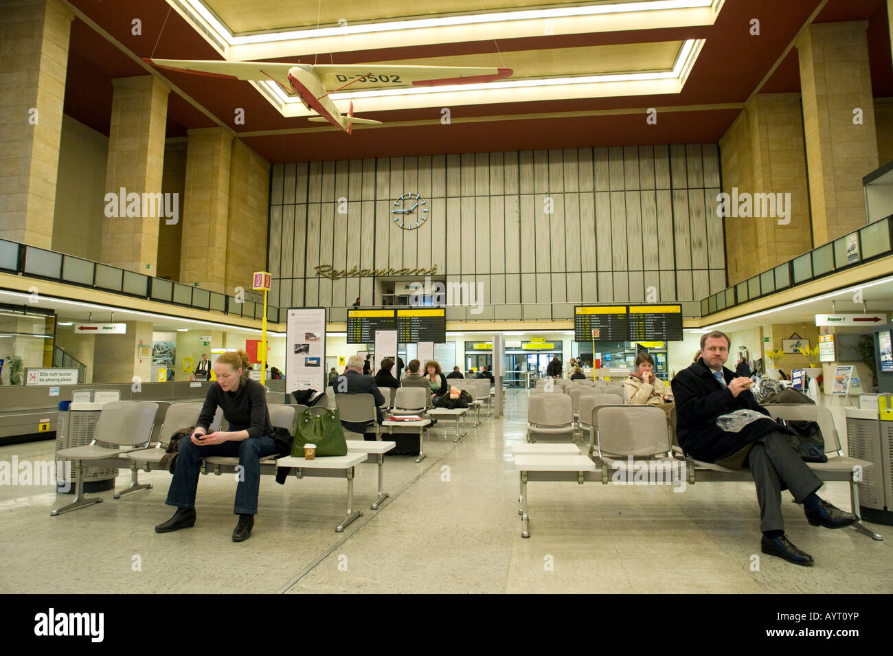 Innenraum des Flughafens Tempelhof in Berlin 2008 der Nazi-Ära ...