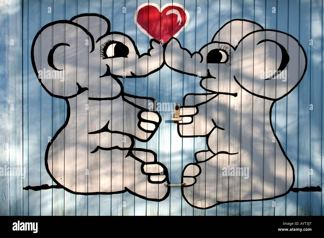 Elefanten in der Liebe, auf Garagentor gemalt Stockfotografie - Alamy