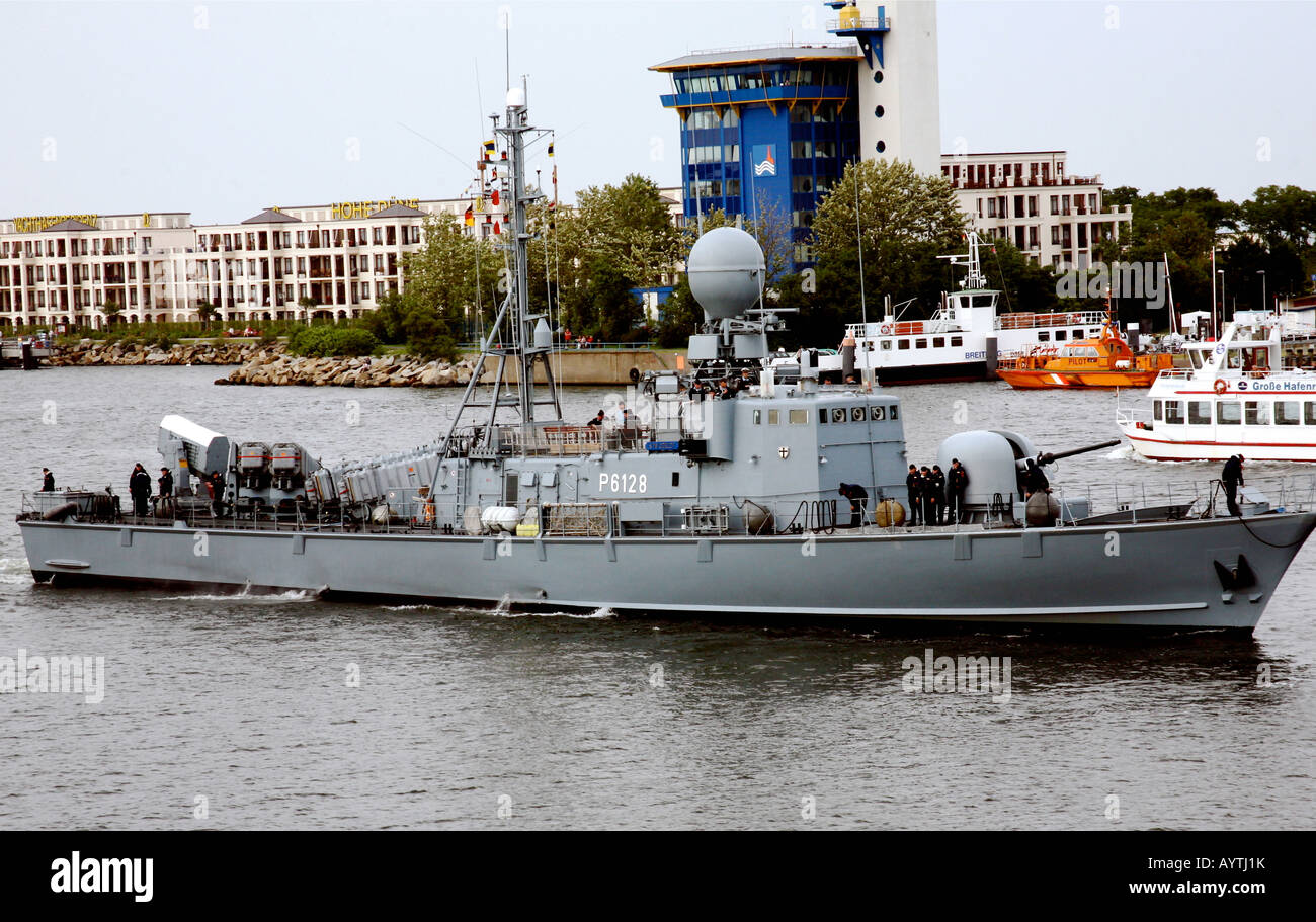 Ein Schiff der Bundesmarine bewegt sich durch schmale Wasserstraße ...