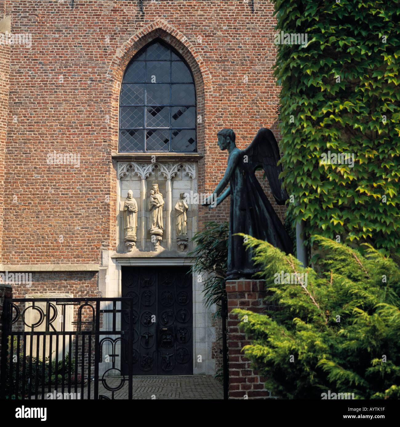 Hauptportal der Klosterkirche Marienthal in Hamminkeln-Marienthal ...