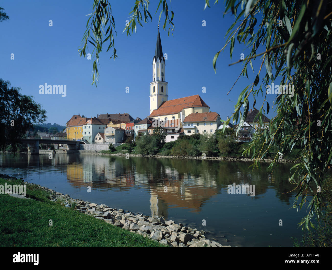 Uferpromenade der Vils Mit Stadtkirche in Vilshofen, Donau, Vils, Niederbayern, Bayern ...