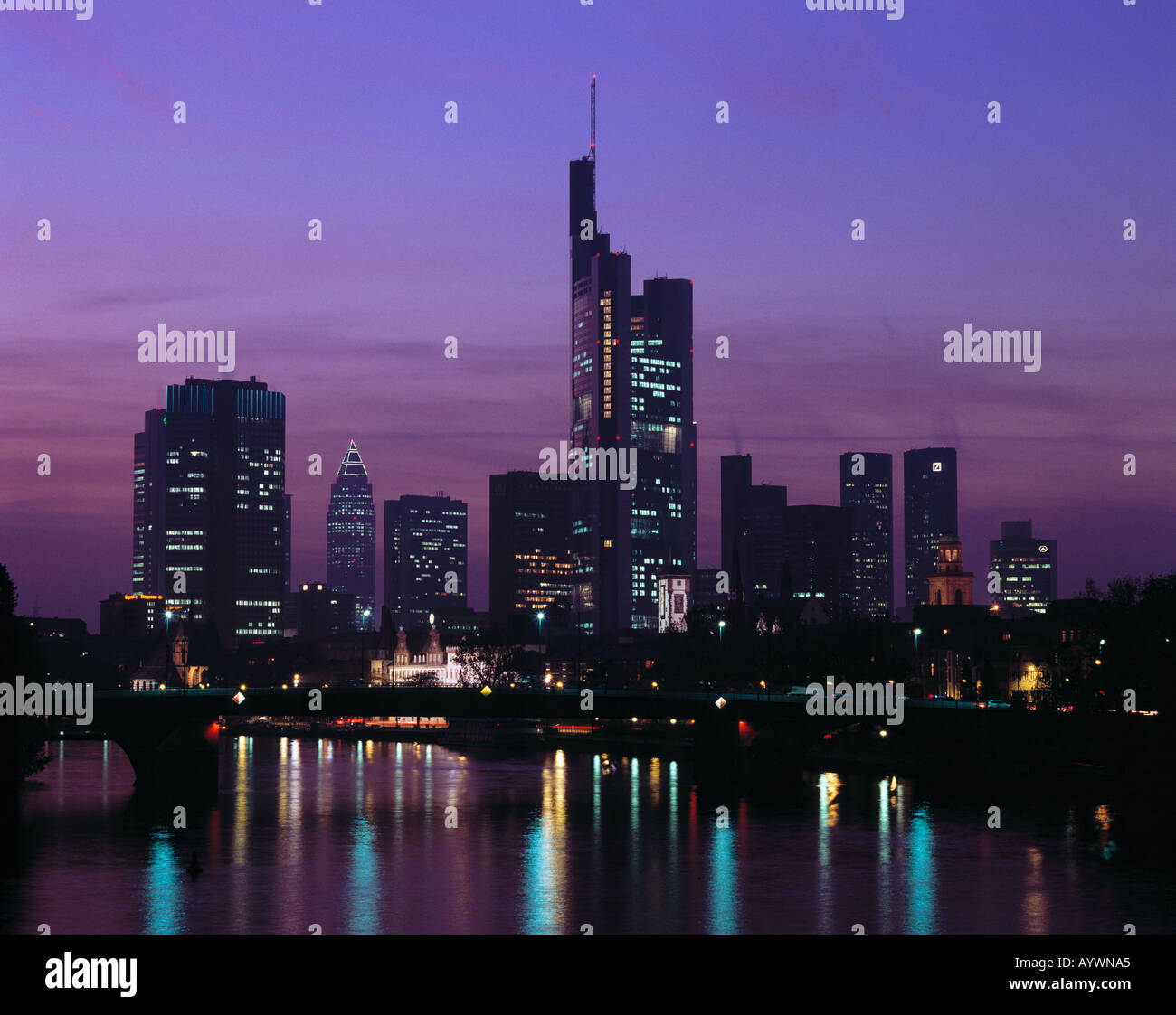 Messeturm nacht -Fotos und -Bildmaterial in hoher Auflösung – Alamy