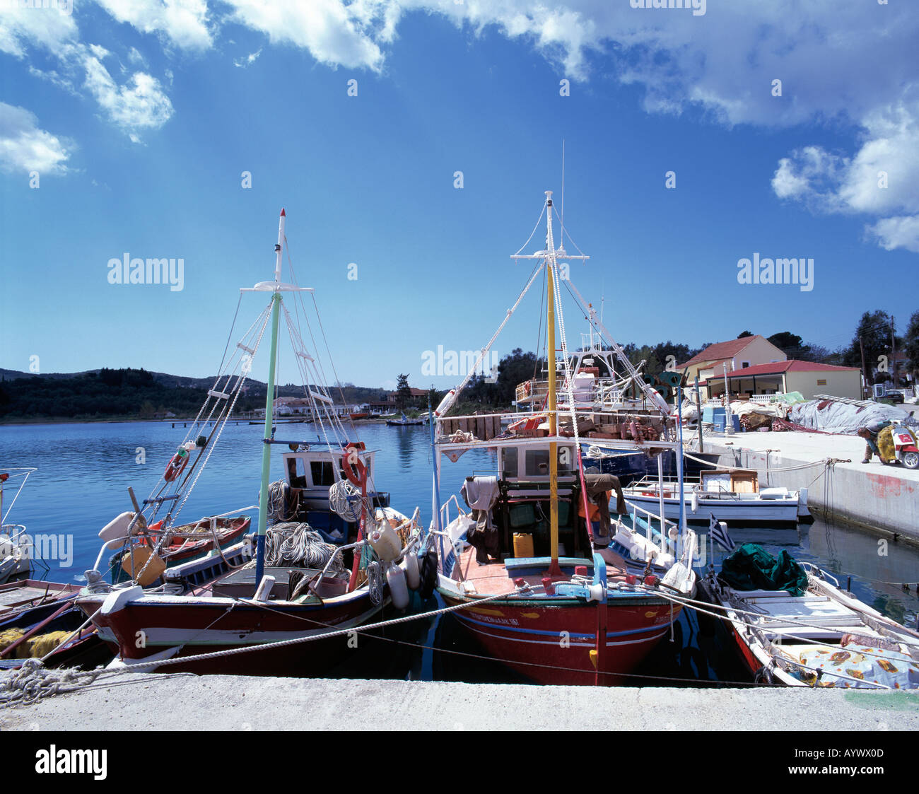 Fischerhafen Und Fischerboote in Petriti, Korfu, Ionische Inseln ...
