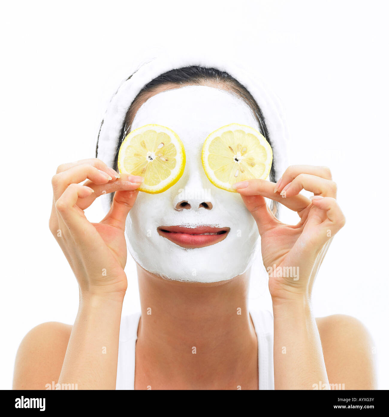 das Gesicht einer Frau geblendet mit Zitrone als Pack rieb ...