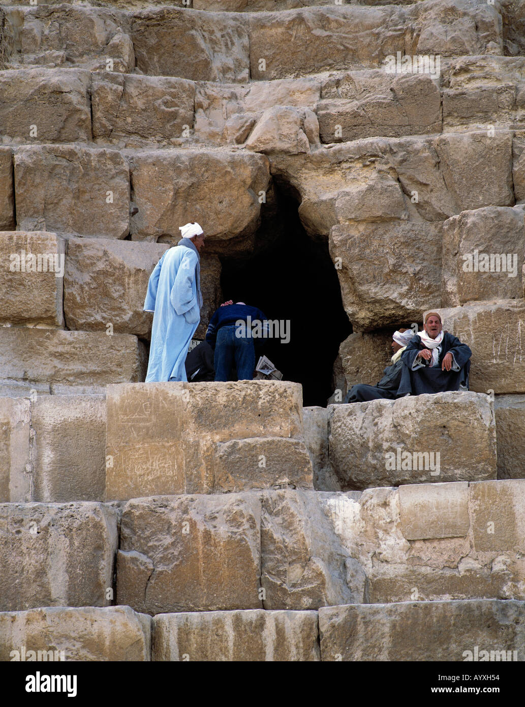 Cheops pyramid entrance -Fotos und -Bildmaterial in hoher Auflösung – Alamy