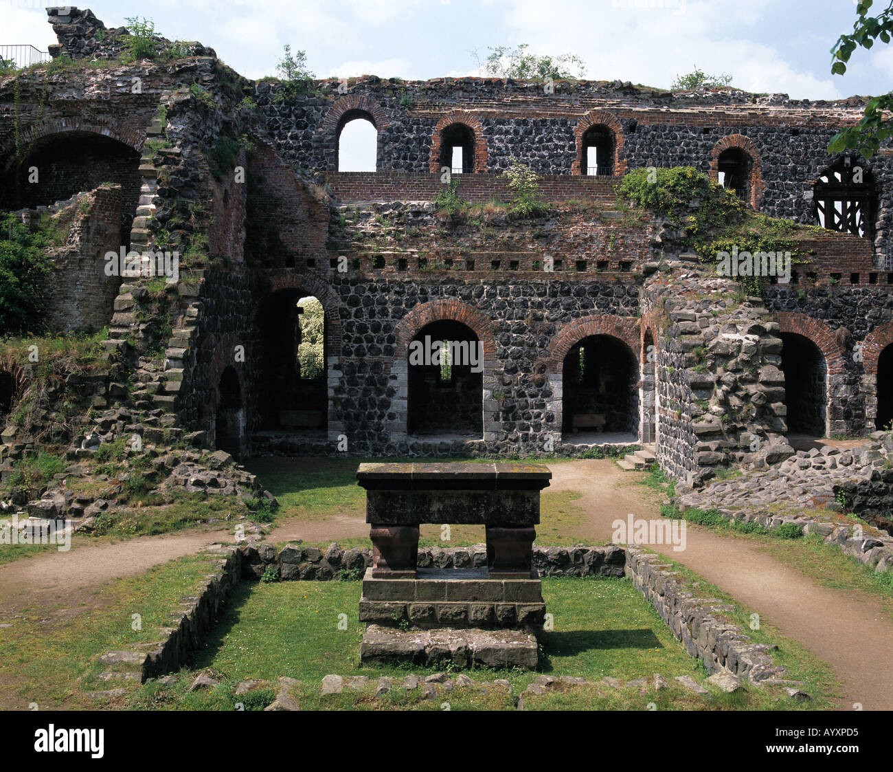 Ruine der kaiserpfalz kaiserswerth -Fotos und -Bildmaterial in hoher ...