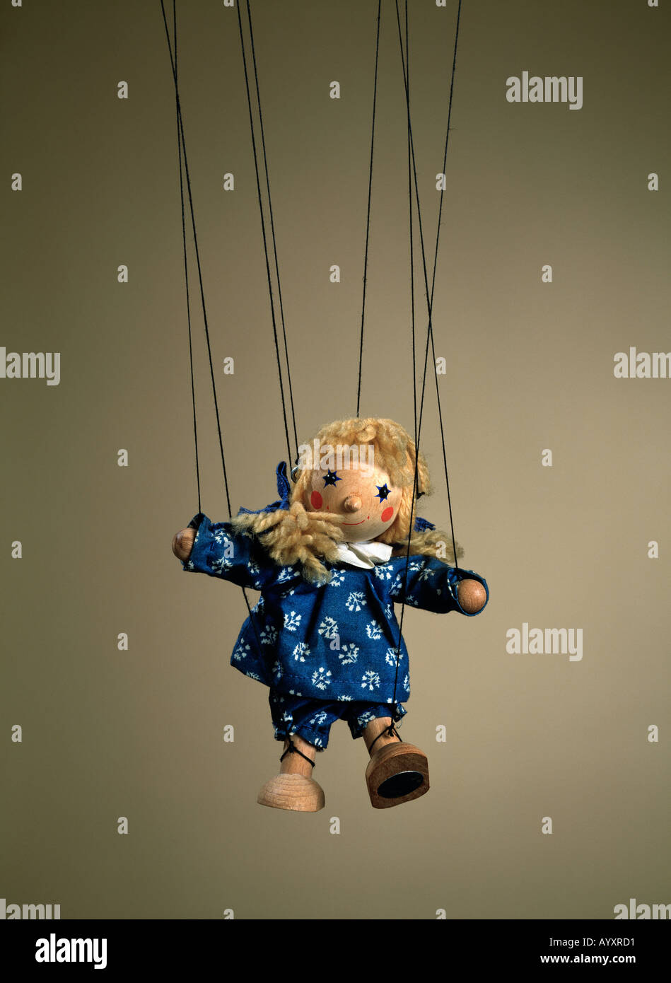 Kind mit marionette -Fotos und -Bildmaterial in hoher Auflösung – Alamy