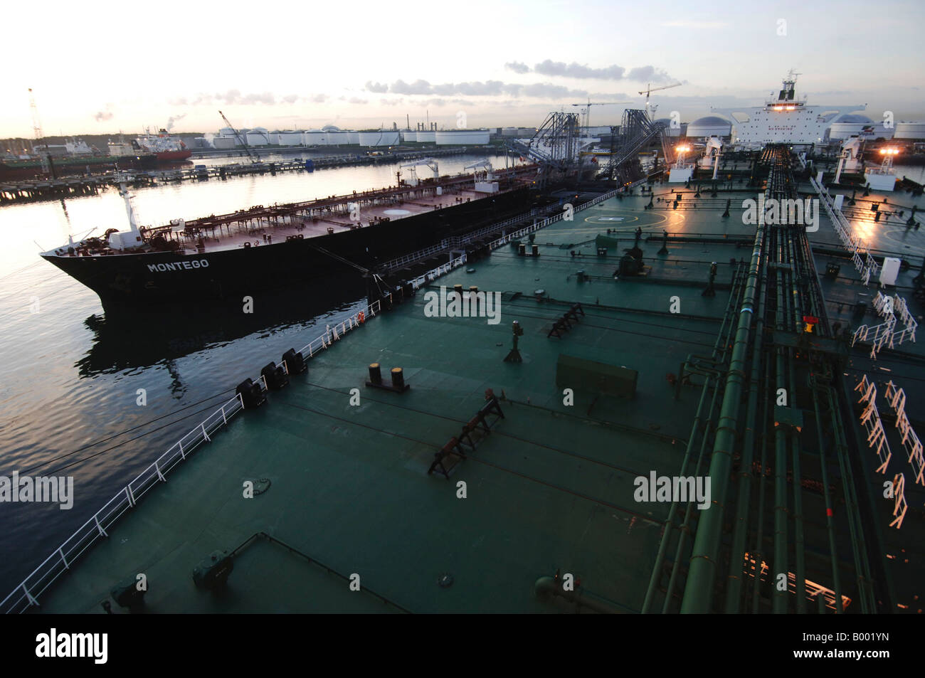 Hafen von Rotterdam Botlek Vopak Oil Terminal das Deck eines großen ...