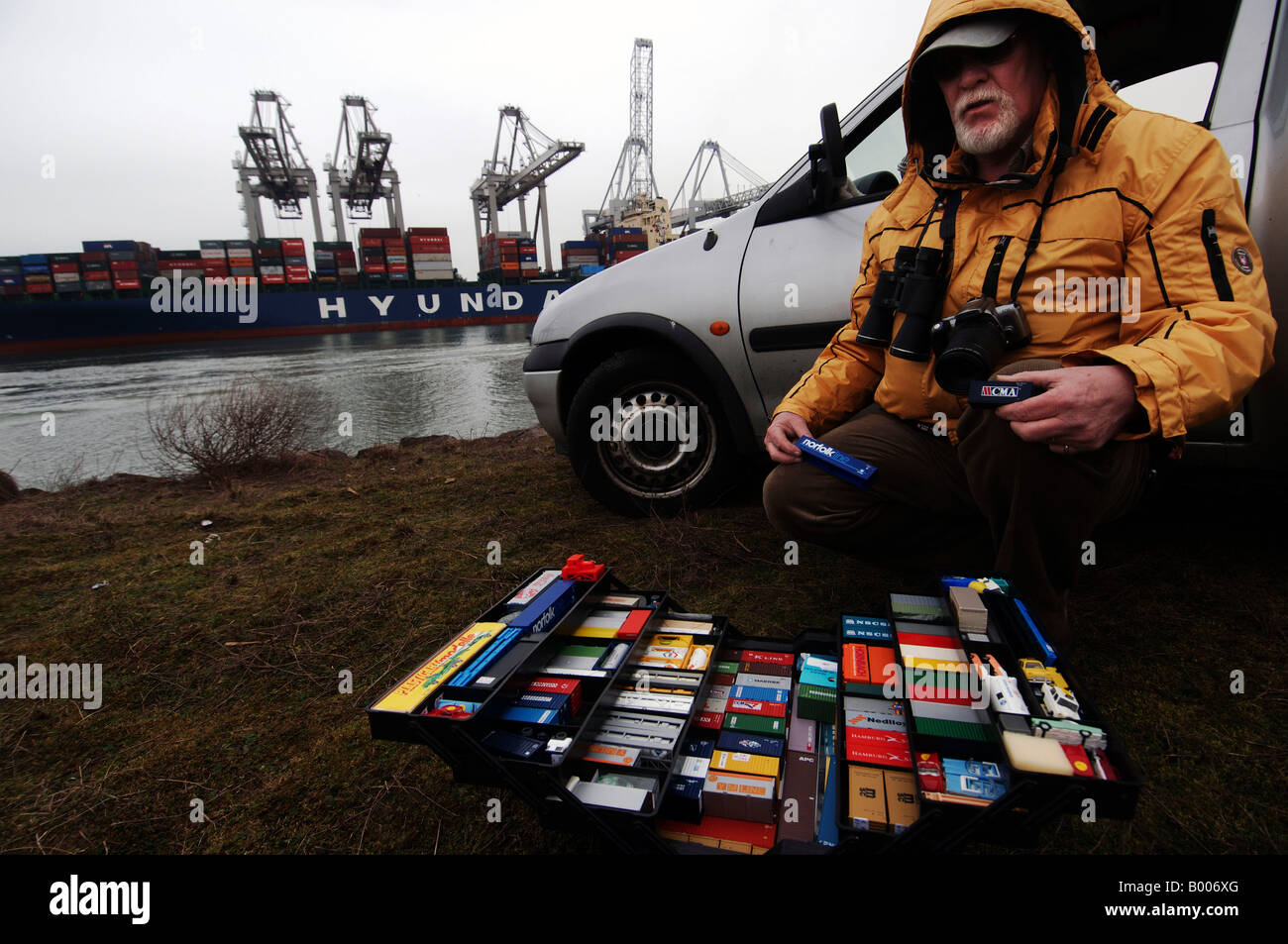 Hafen von Rotterdam Europoort Container Spotter Hans Tobbe mit seiner ...