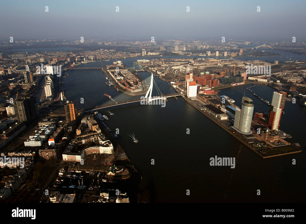 Rotterdam-Luftbild von der Maas den Kop van Zuid und der Erasmus-Brücke ...