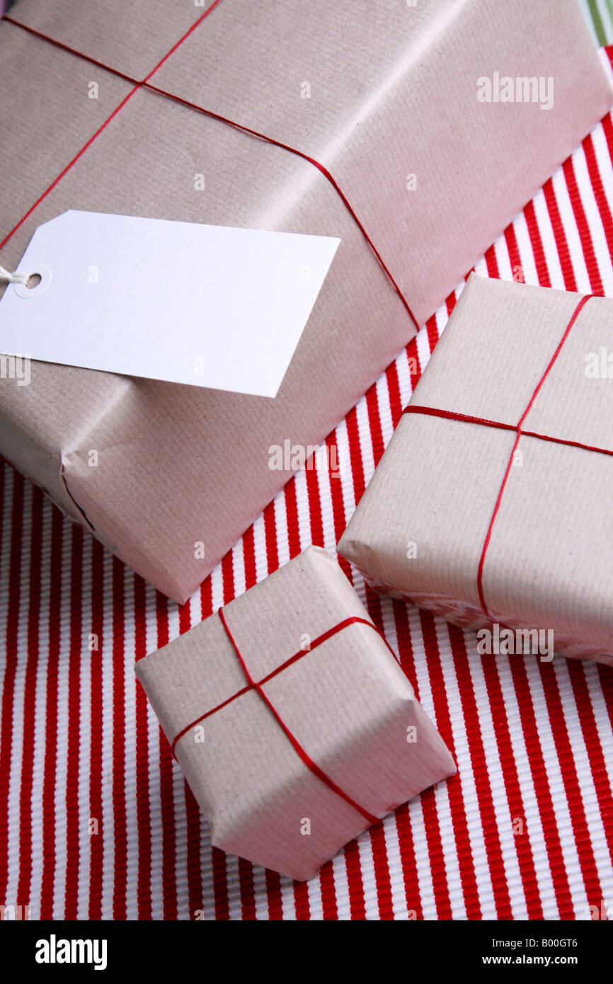 Packpapier pakete -Fotos und -Bildmaterial in hoher Auflösung – Alamy