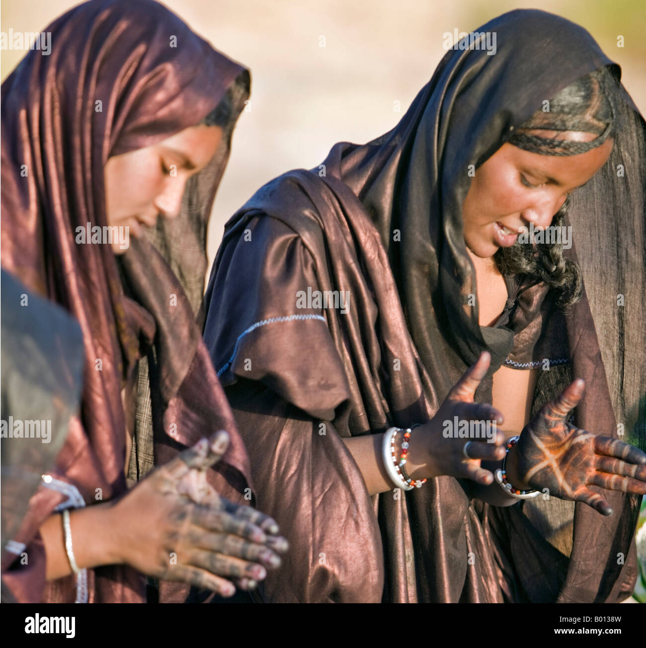 Mali, Timbuktu. Tuareg Frauen singen und tanzen in der Nähe von Zuhause ...