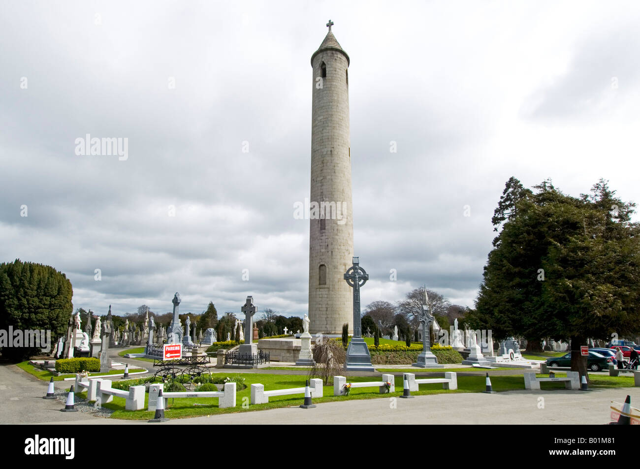 Der runde turm markiert das grab von daniel oconnell auf dem glasnevin ...