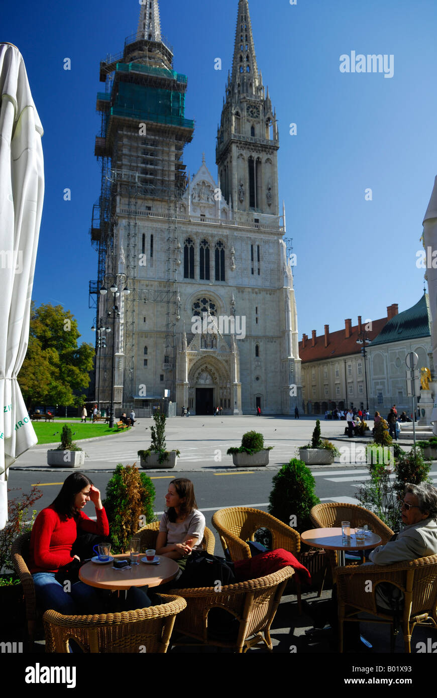 Menschen Sie im Straßencafé, Kathedrale Mariä Himmelfahrt der seligen Jungfrau Maria und St ...
