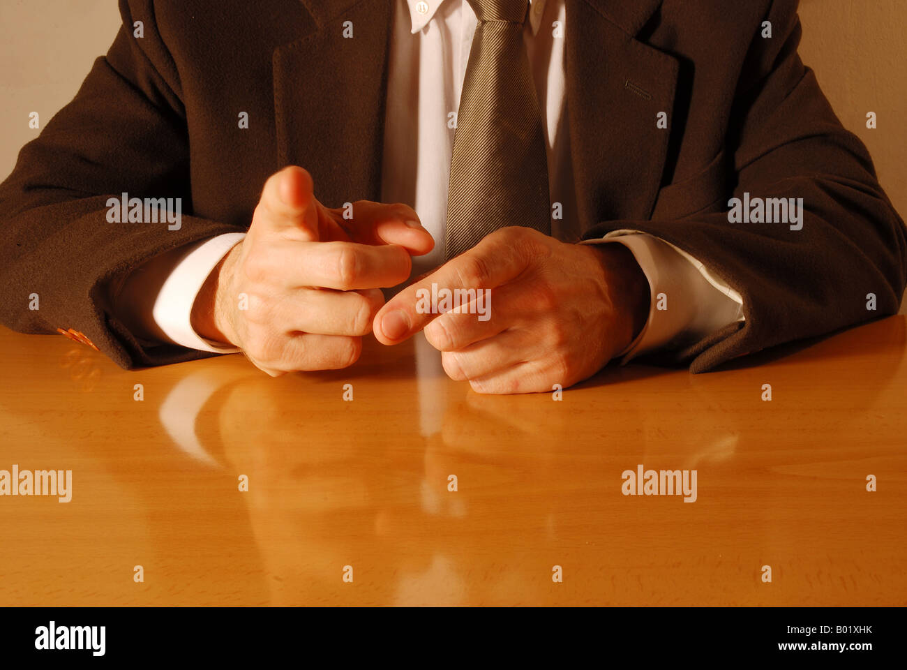 Gesten: mit dem Zeigefinger zeigen Stockfotografie - Alamy