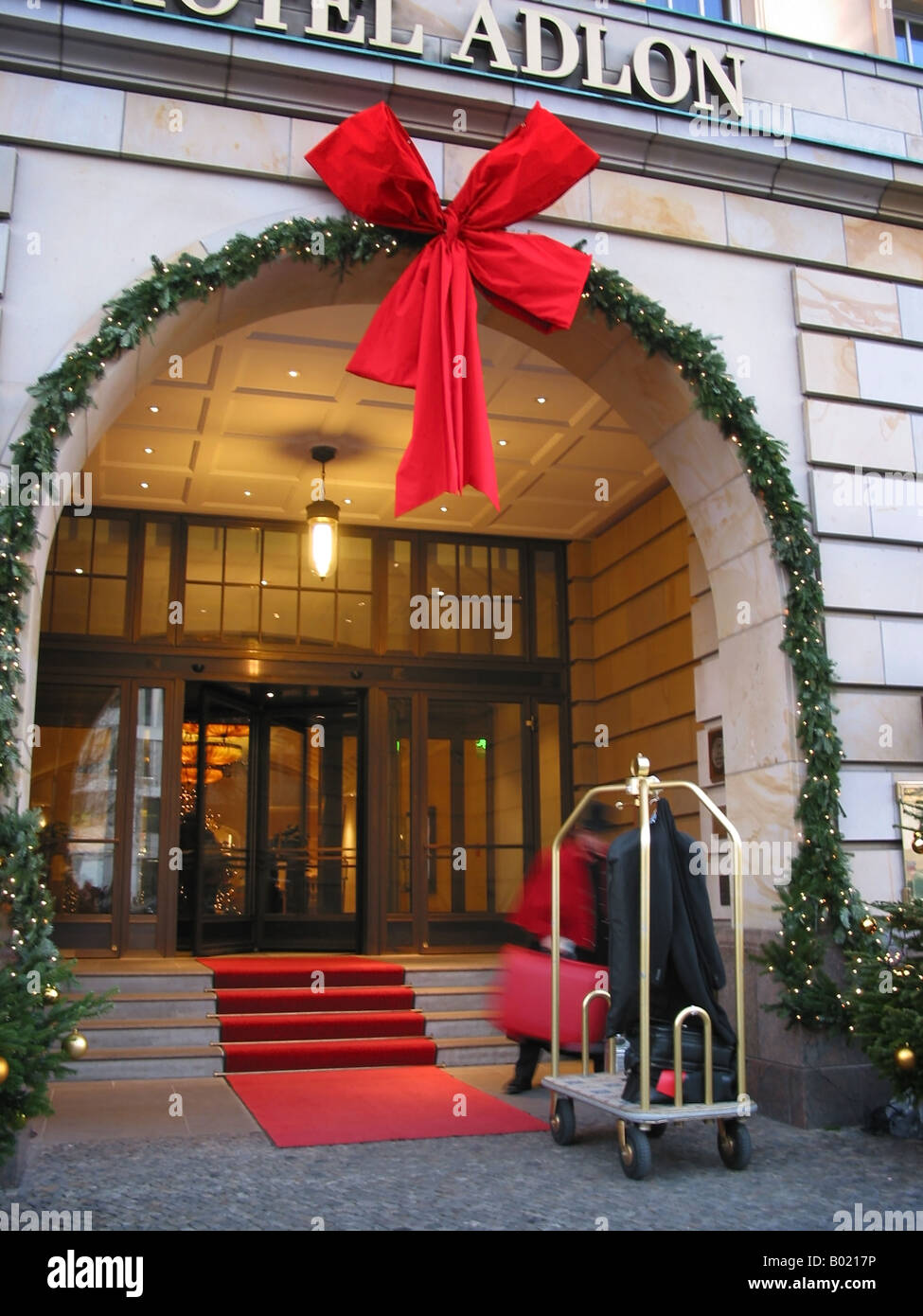 Hotel adlon eingang -Fotos und -Bildmaterial in hoher Auflösung – Alamy