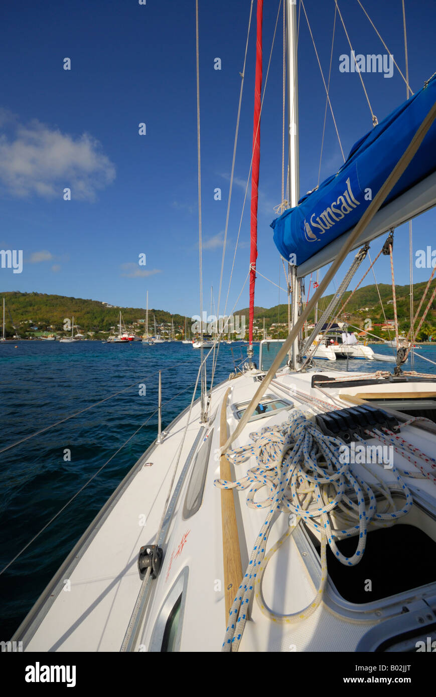 Segelboot vor anker in der bucht -Fotos und -Bildmaterial in hoher ...