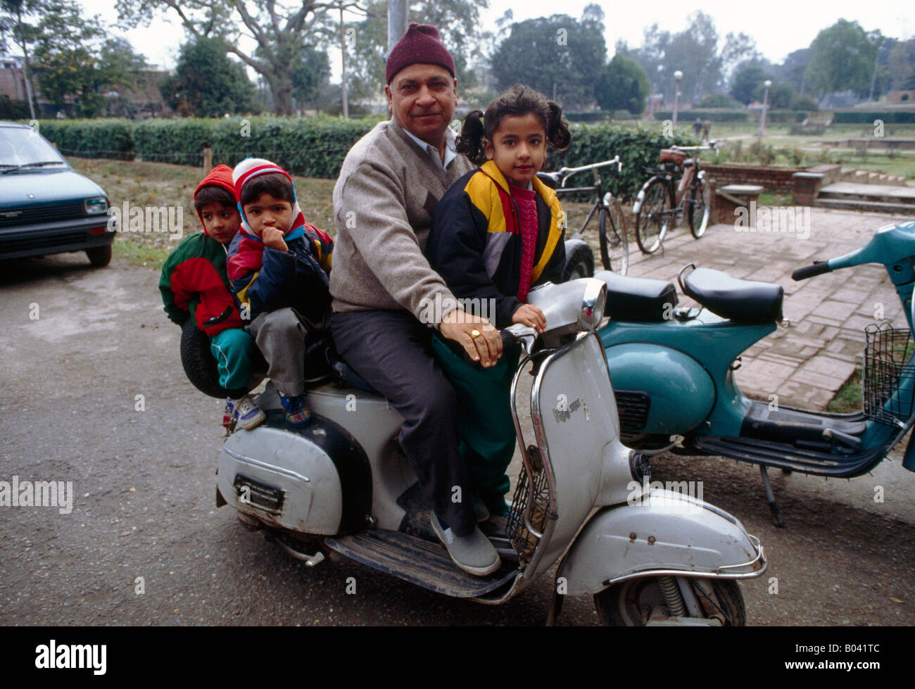 Amritsar Indien Familie auf indische Roller Stockfotografie - Alamy