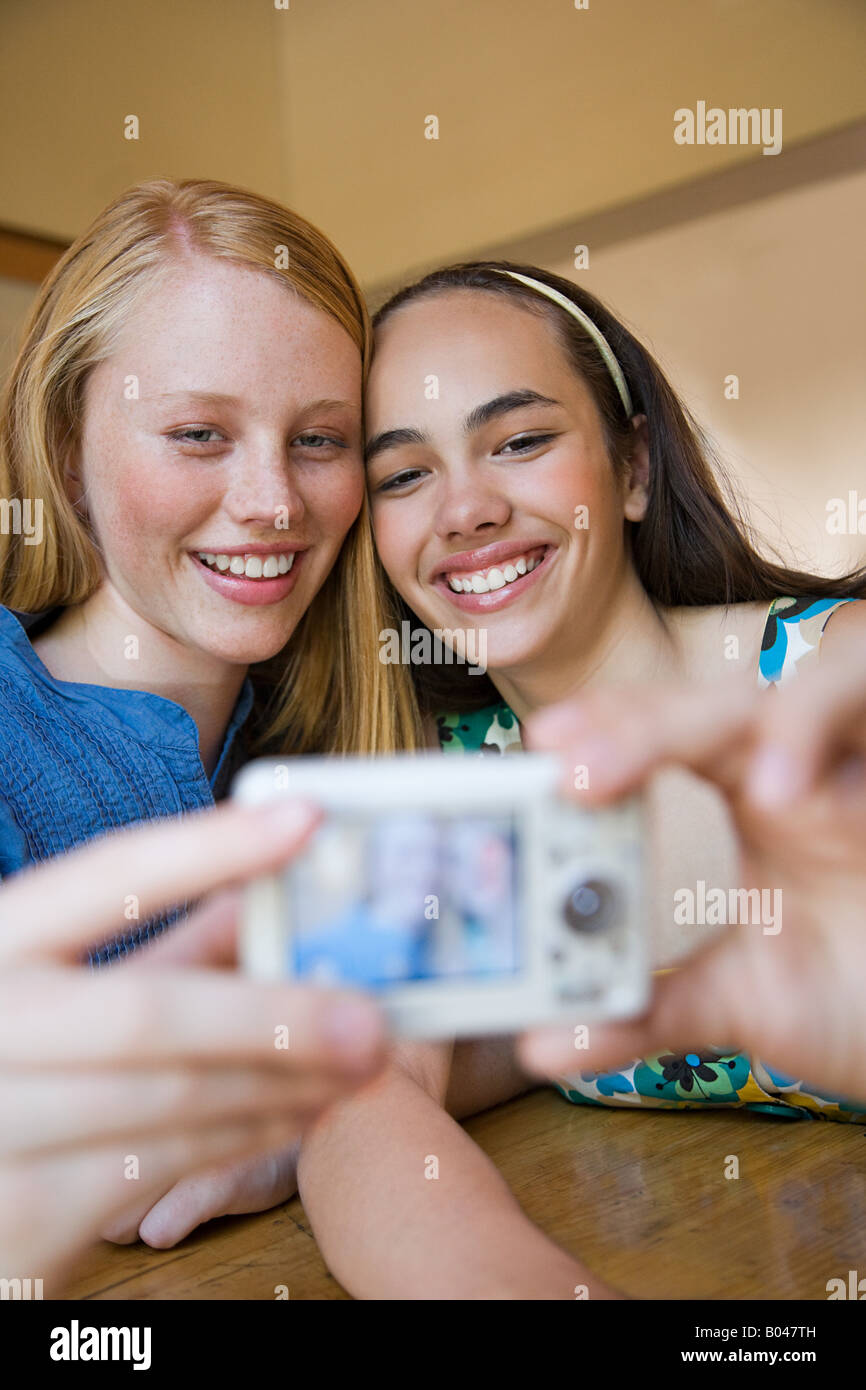 Mädchen im Teenageralter Fotografieren selbst Stockfotografie - Alamy