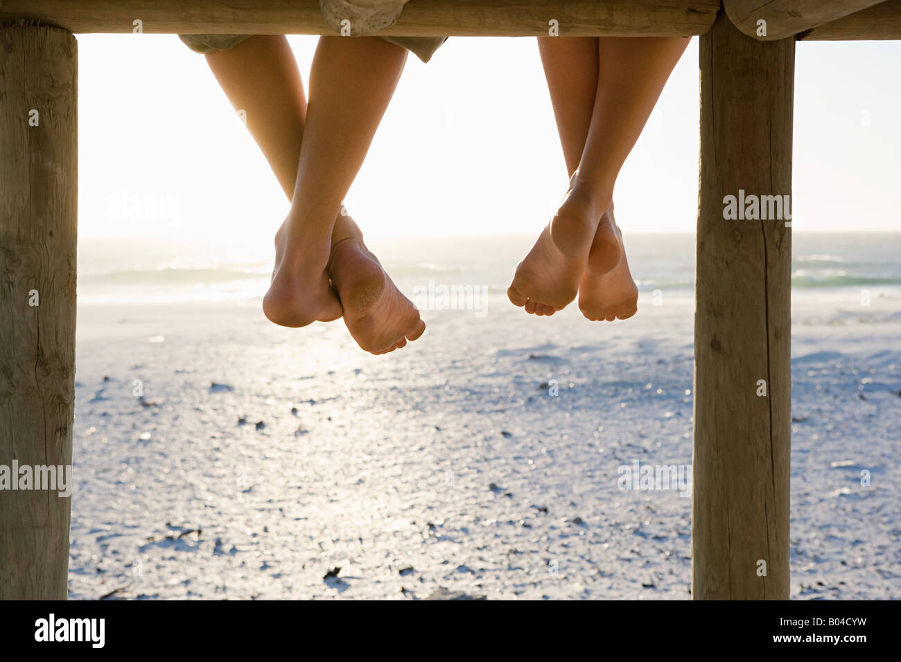 Barfuss und ein pier Stockfotografie - Alamy