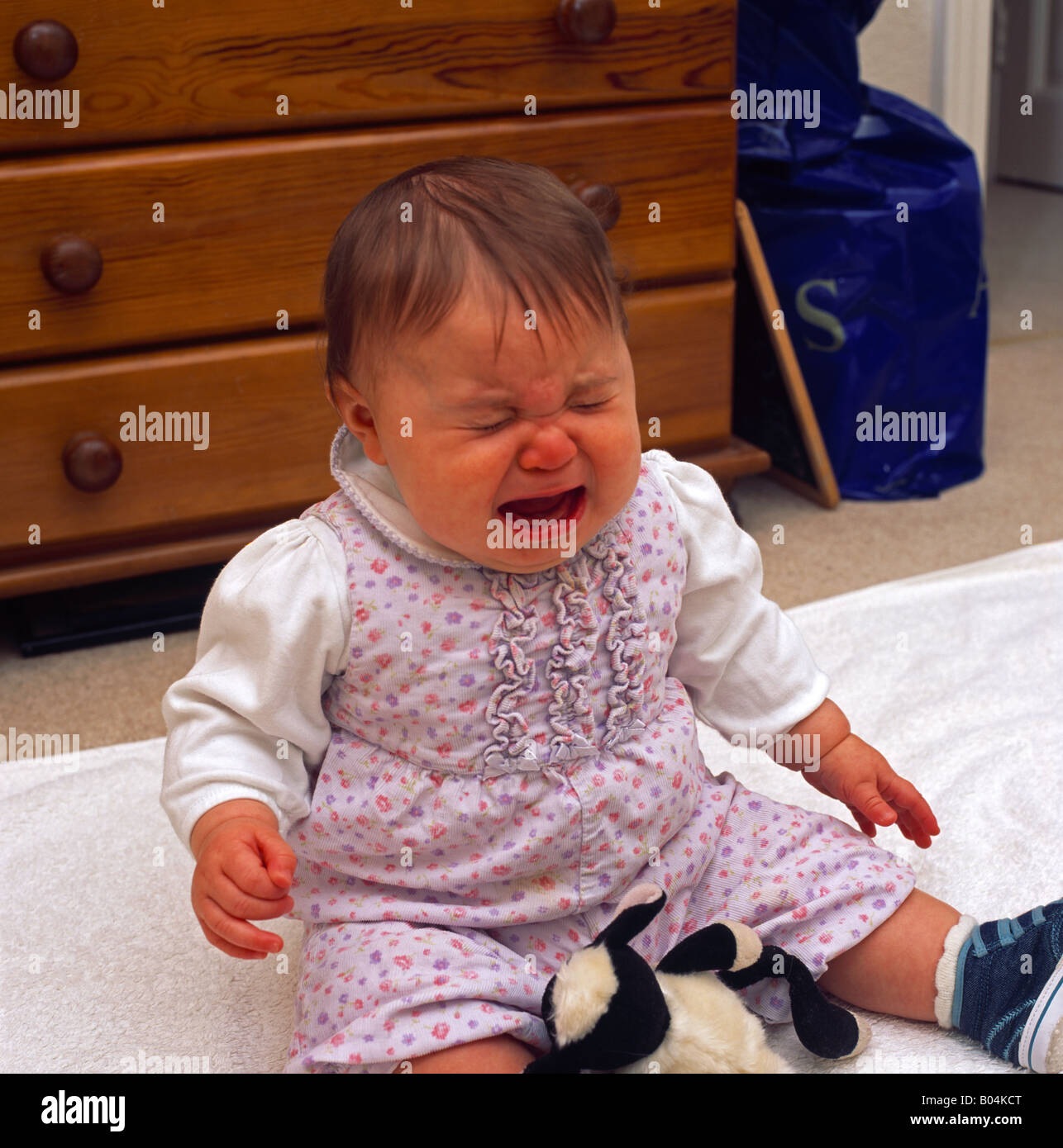 6 Monate altes Baby Mädchen weint Stockfotografie - Alamy