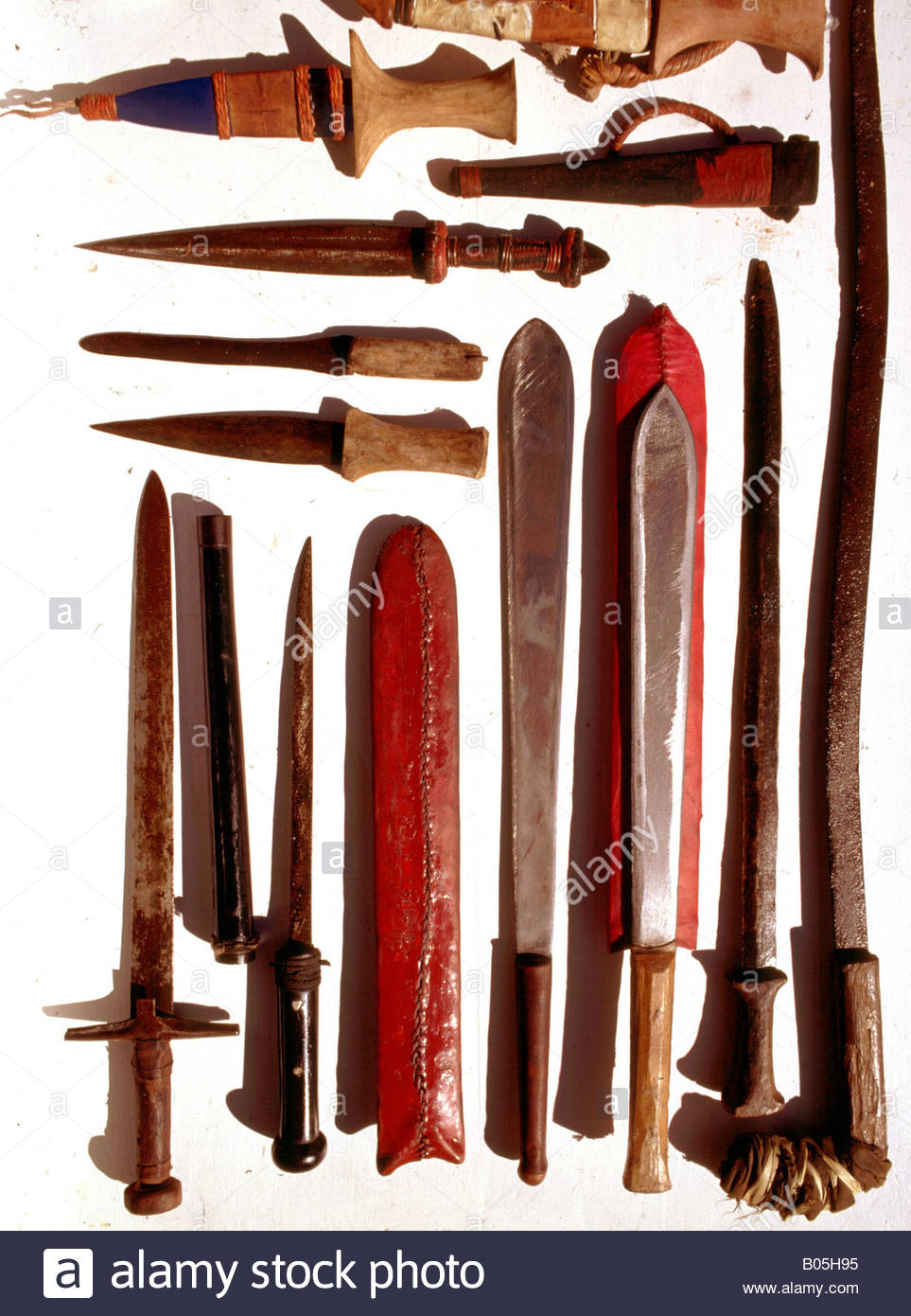 Afrika afrikanische Waffen Speere Schwerter Messer Messer Club clubs ...
