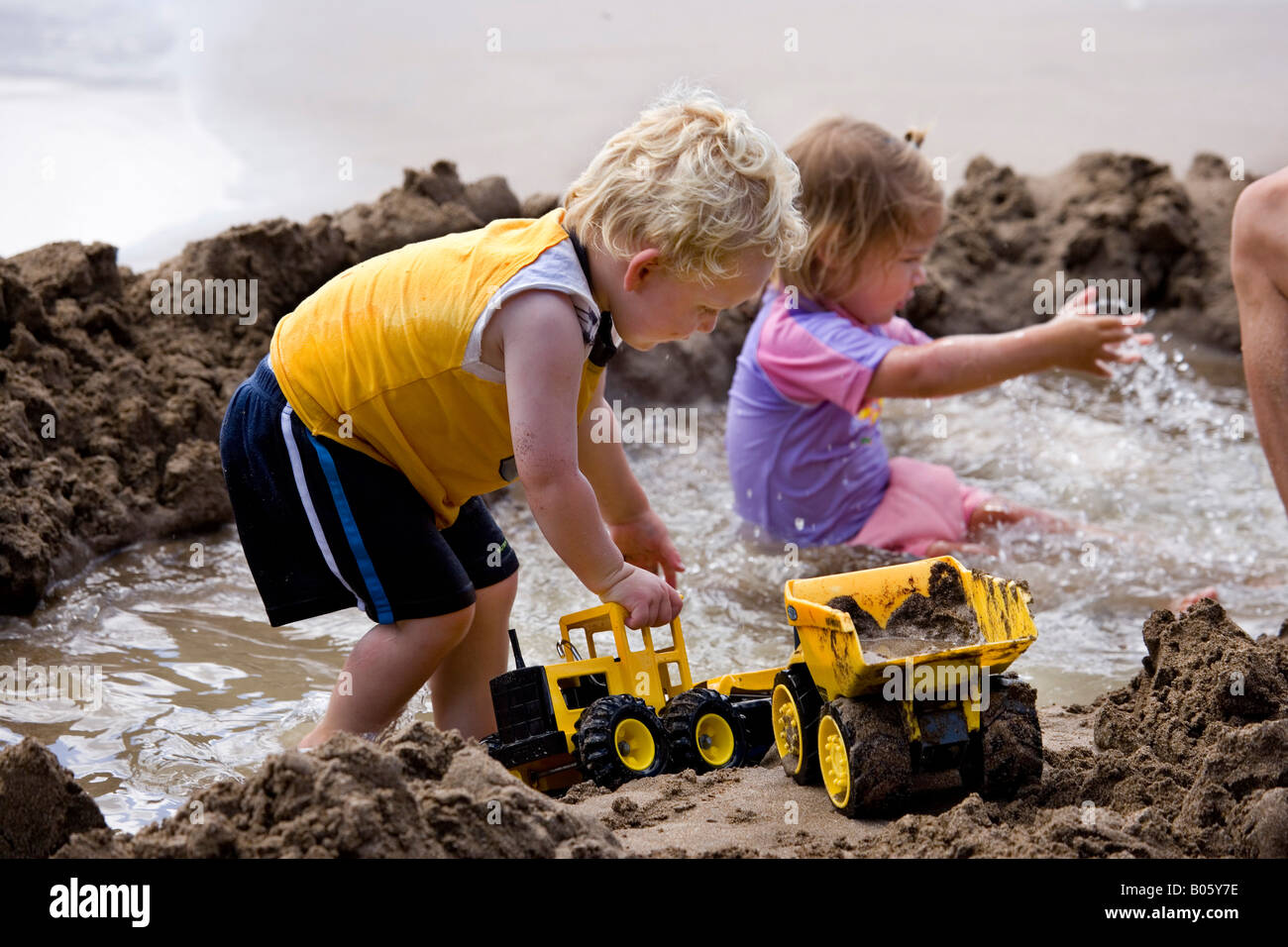 Blonder junge am strand Stockfotos und -bilder Kaufen - Alamy