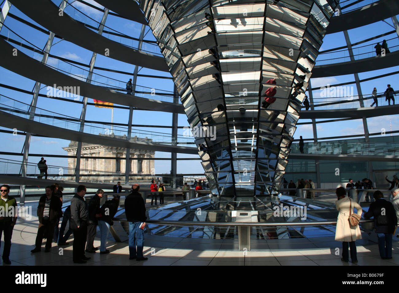 Reichstag kuppel besucher -Fotos und -Bildmaterial in hoher Auflösung – Alamy