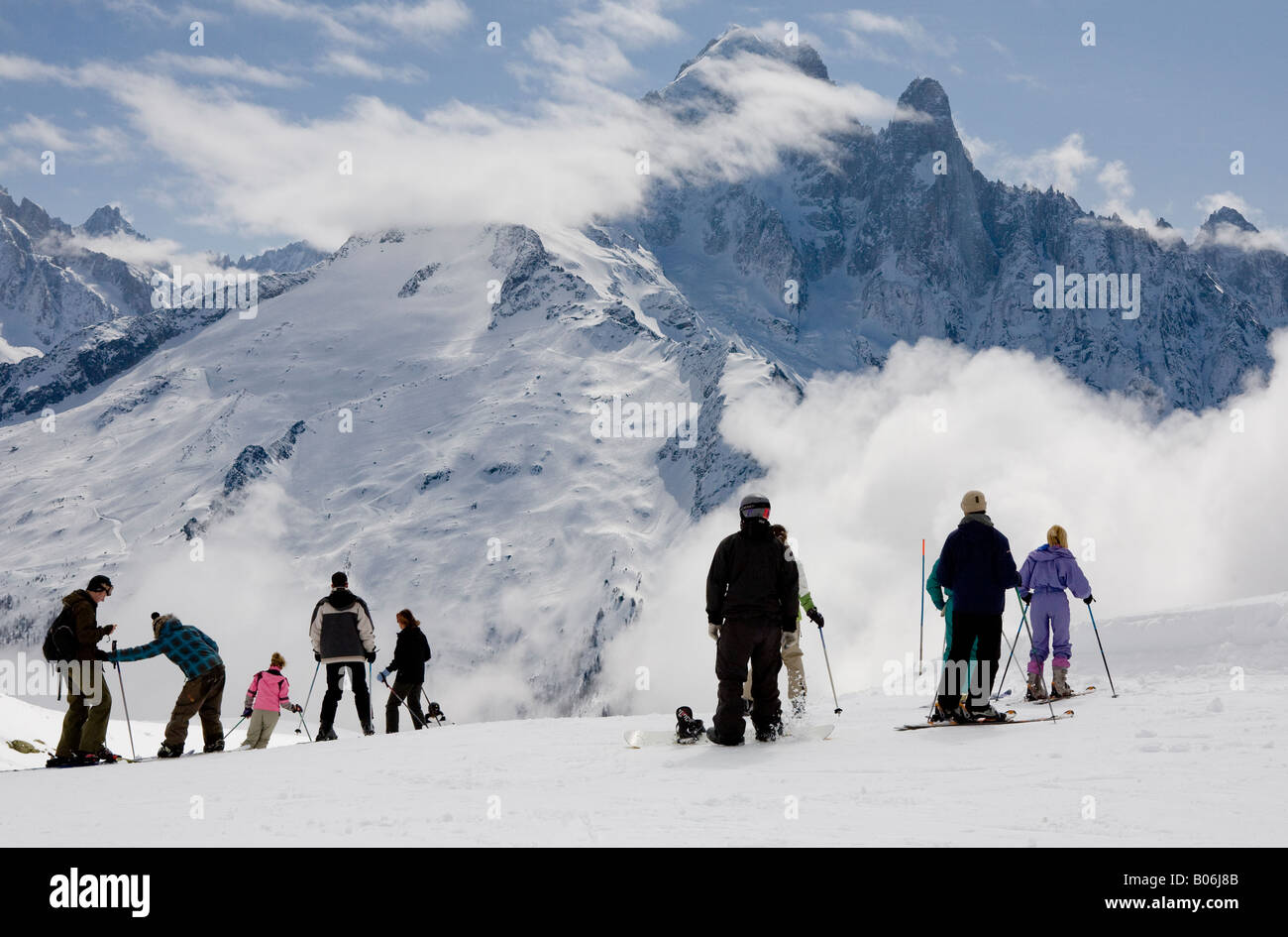 Menschen auf der Piste im Hochgebirge Chamonix, Französische Alpen ...