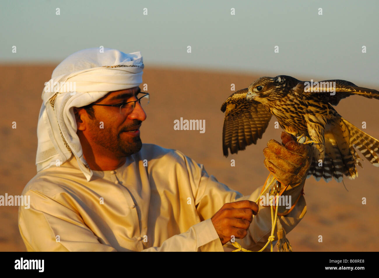 Emirati mann mit falken -Fotos und -Bildmaterial in hoher Auflösung – Alamy
