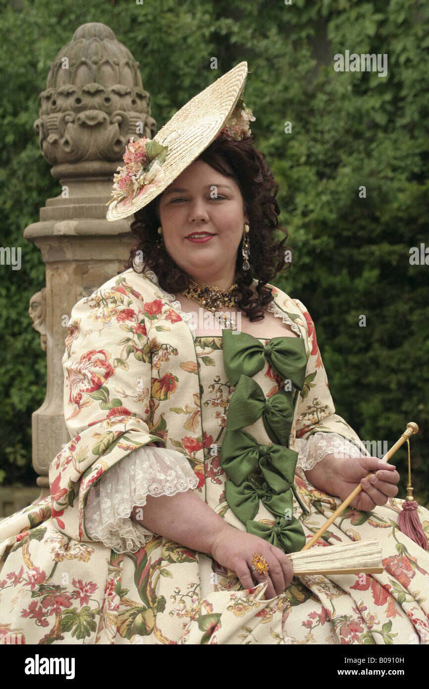 Frauen in Kleidern aus der Barockzeit bei einem barocken treffen in ...