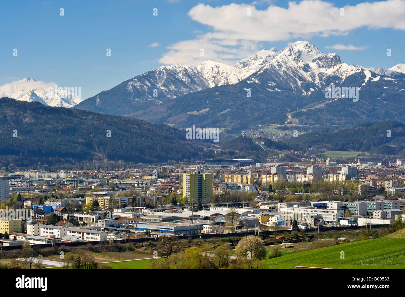Blick auf Innsbruck und schneebedeckten Mt. Serles, Mt. Nockspitze, Mt ...