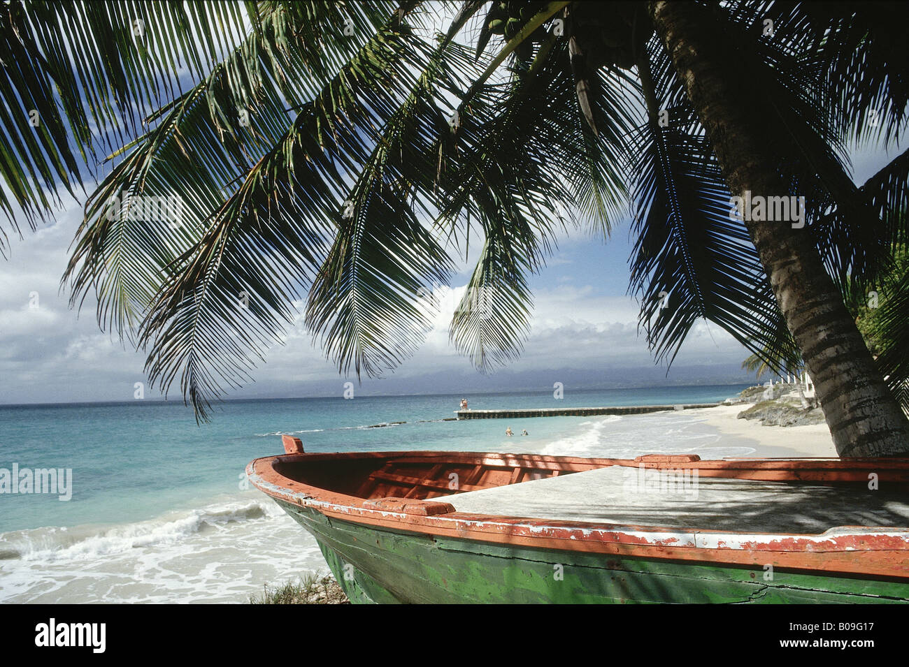 Bunte Boot unter Palme am Strand von Auberge De La Vieille Tour Meer ...