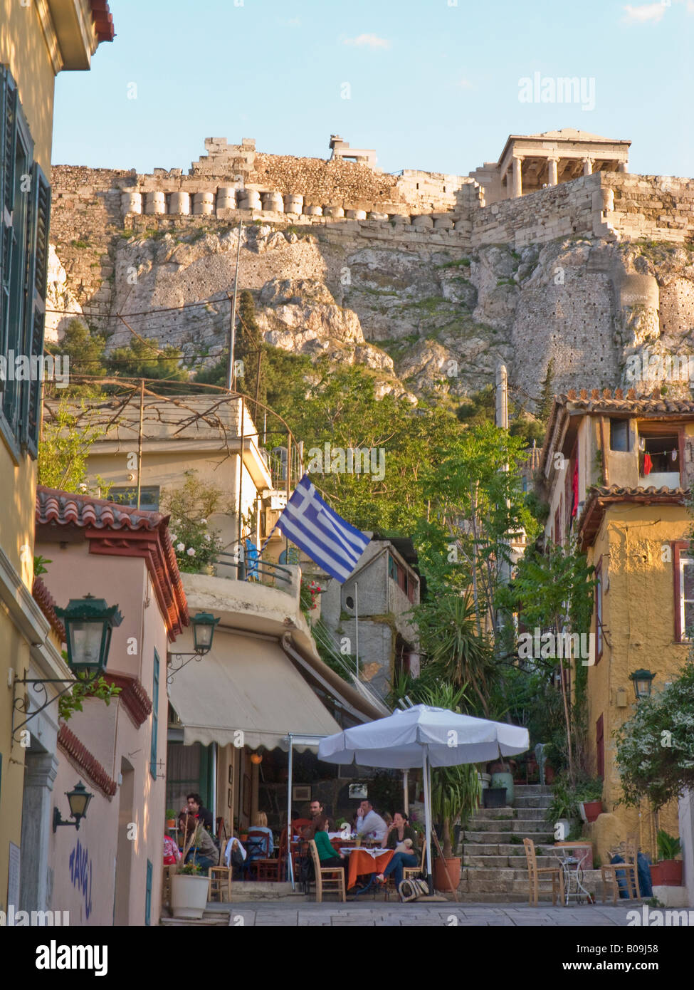 Café, Plaka, Athen, Griechenland, mit Blick auf die Akropolis und ...