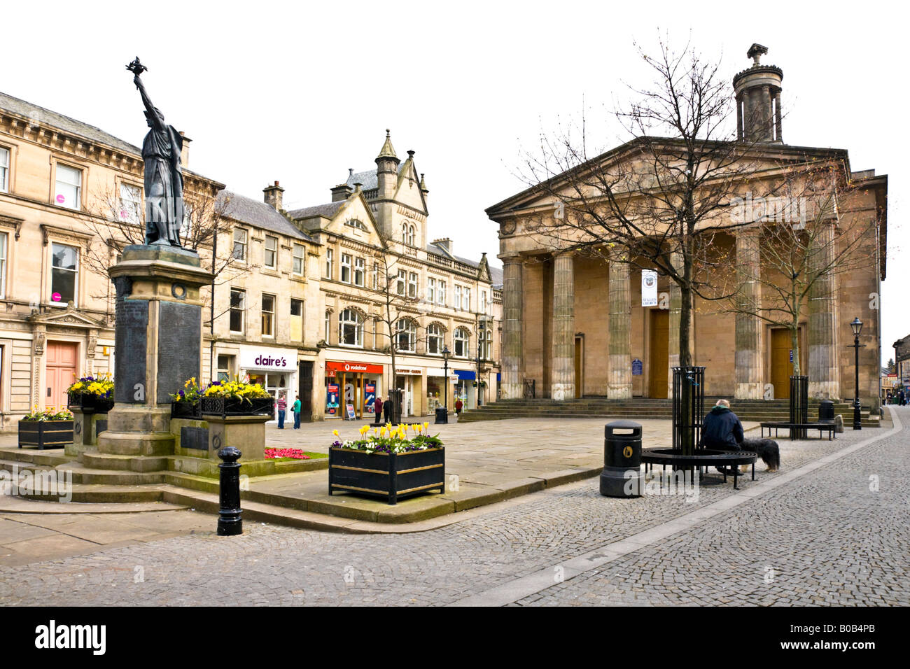 High Street Elgin Moray Schottland mit Kriegerdenkmal links und St ...