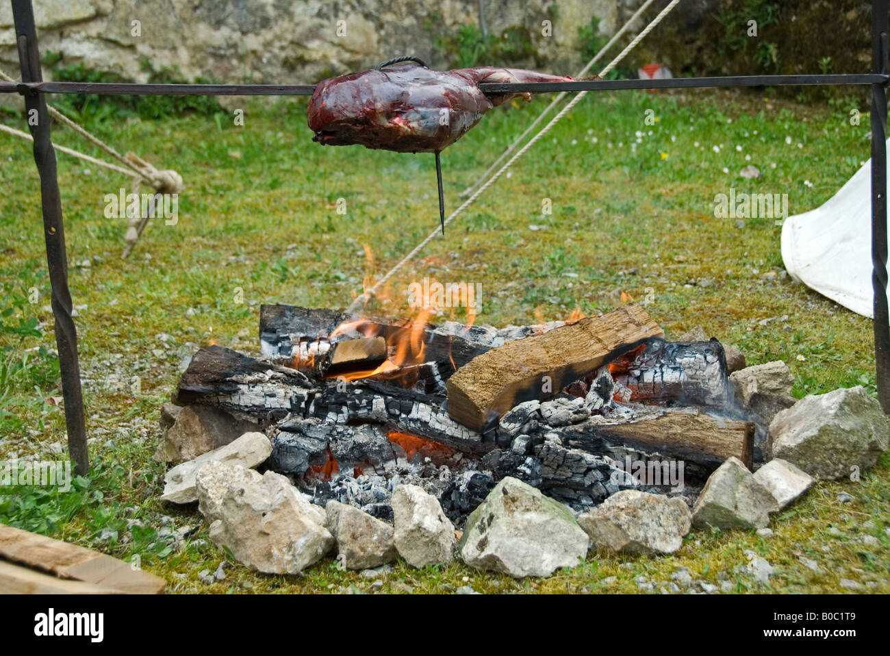 Medieval spit roast -Fotos und -Bildmaterial in hoher Auflösung – Alamy