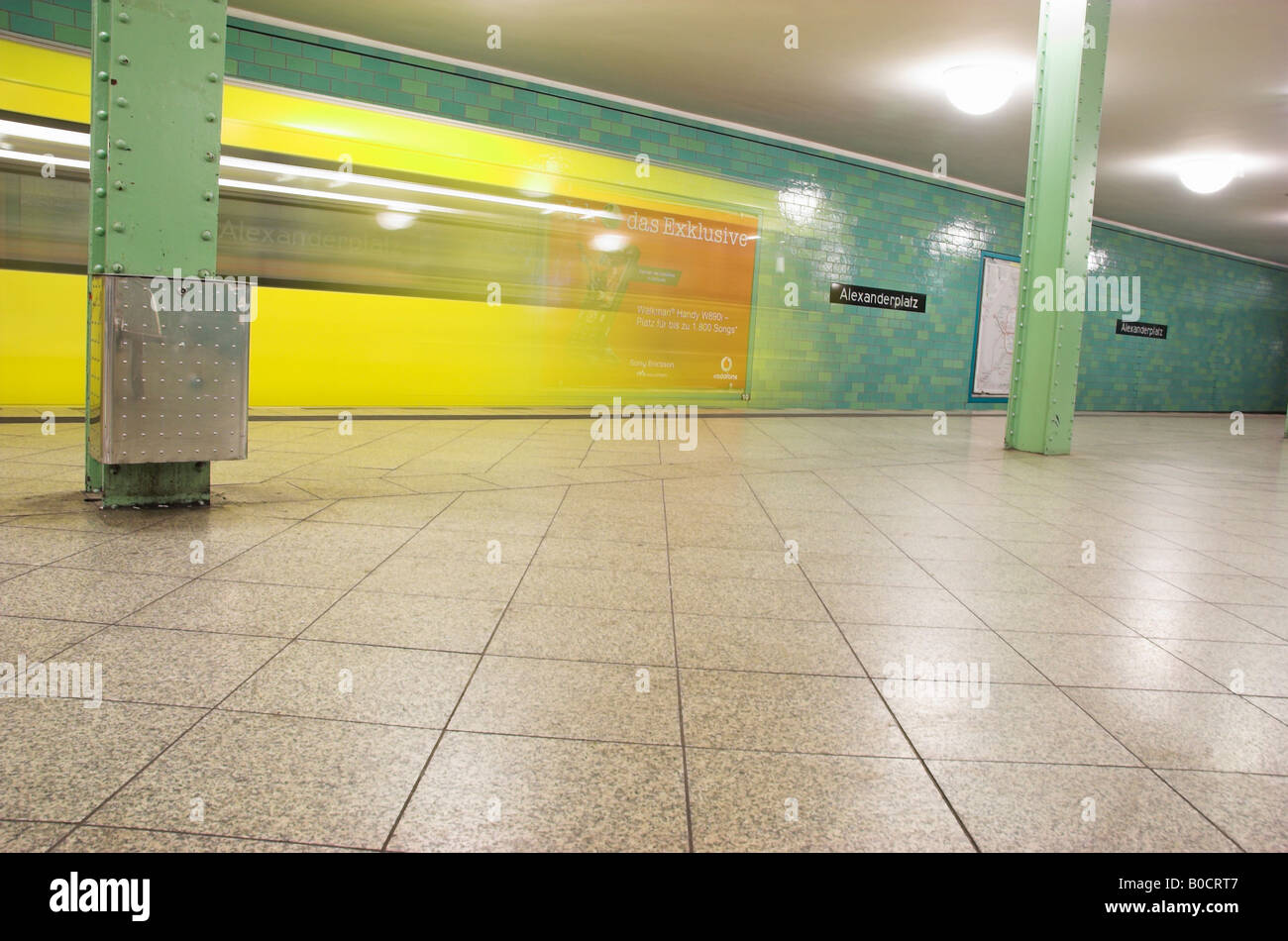 U Bahn ziehen in Bahnhof Alexanderplatz Berlin Deutschland April 2008 Stockfotografie - Alamy