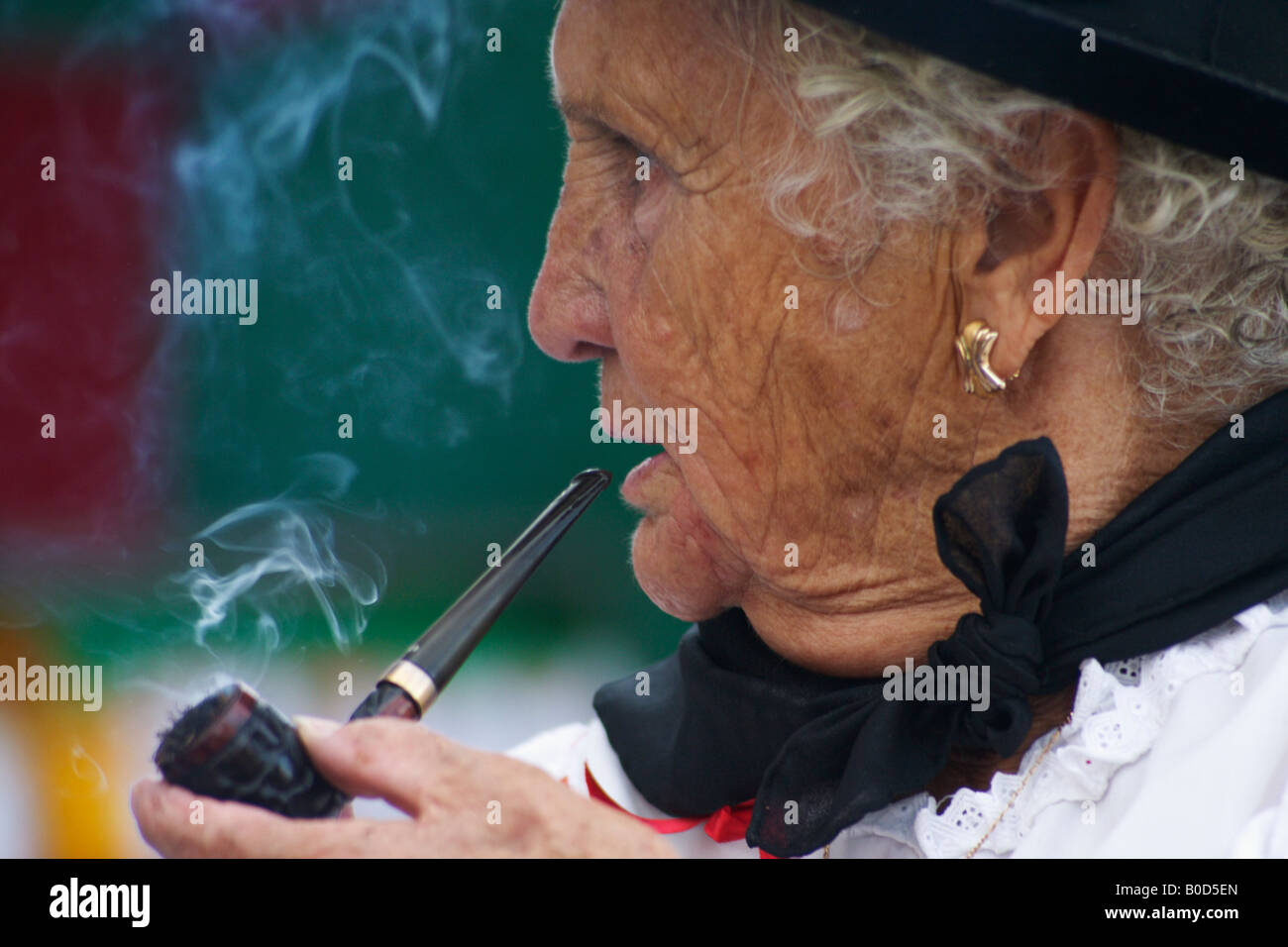 Alte frau mit pfeife -Fotos und -Bildmaterial in hoher Auflösung – Alamy