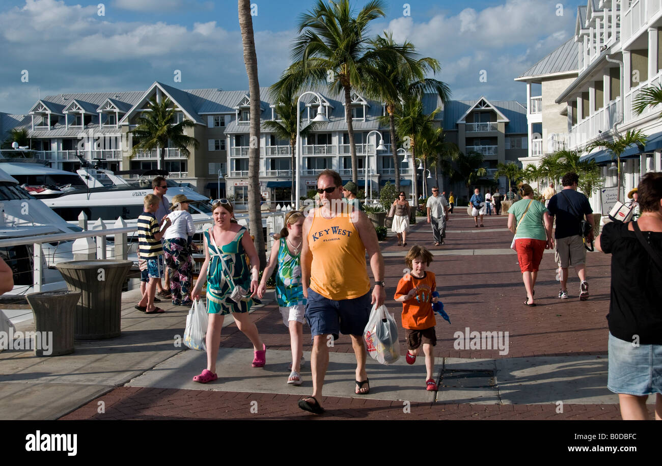 Touristen zu Fuß entlang der Uferpromenade in Key West Florida ...