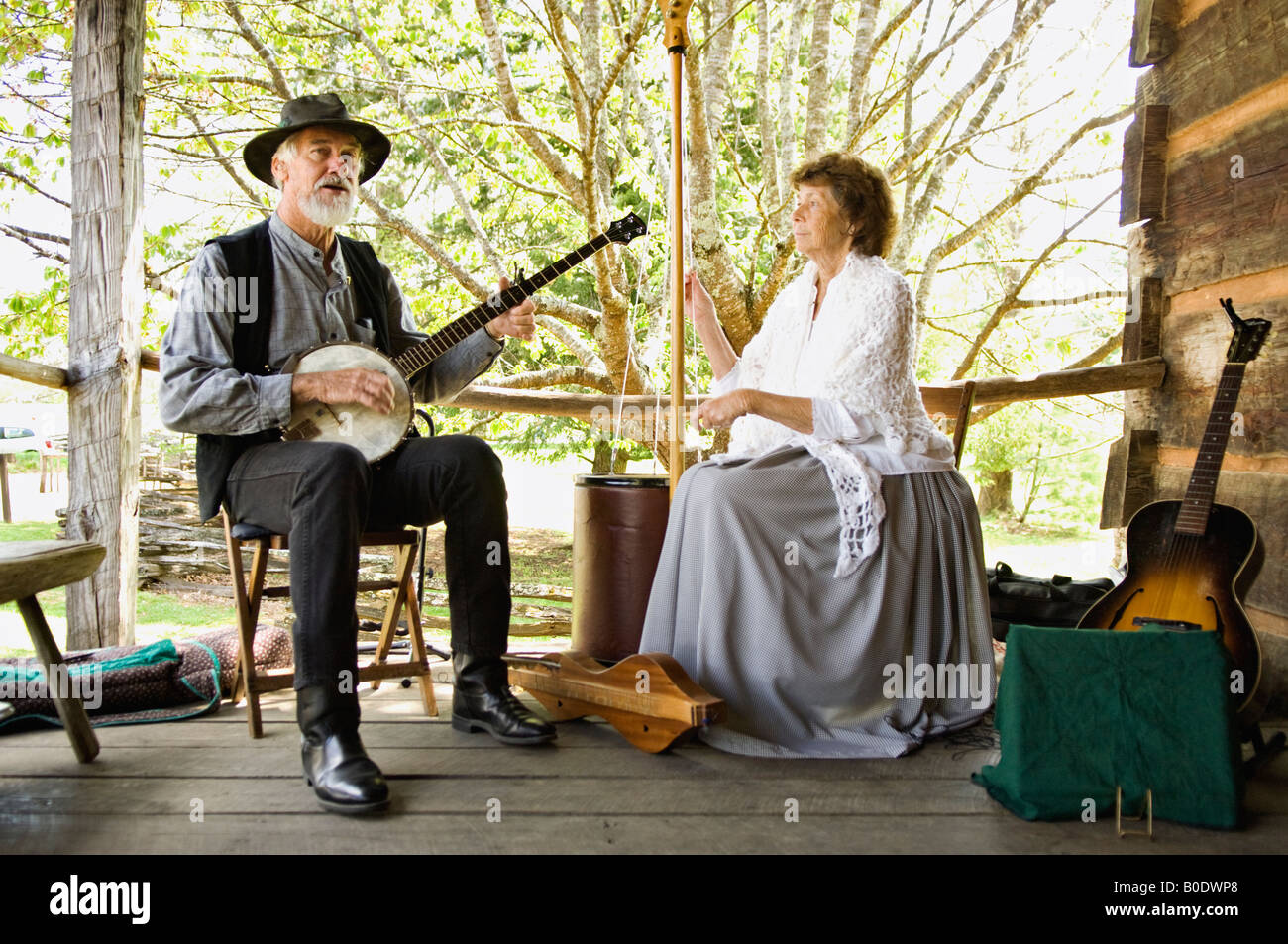 Alte Zeit-Country-Musiker, die auf der Veranda der Hütte in Cades Cove ...