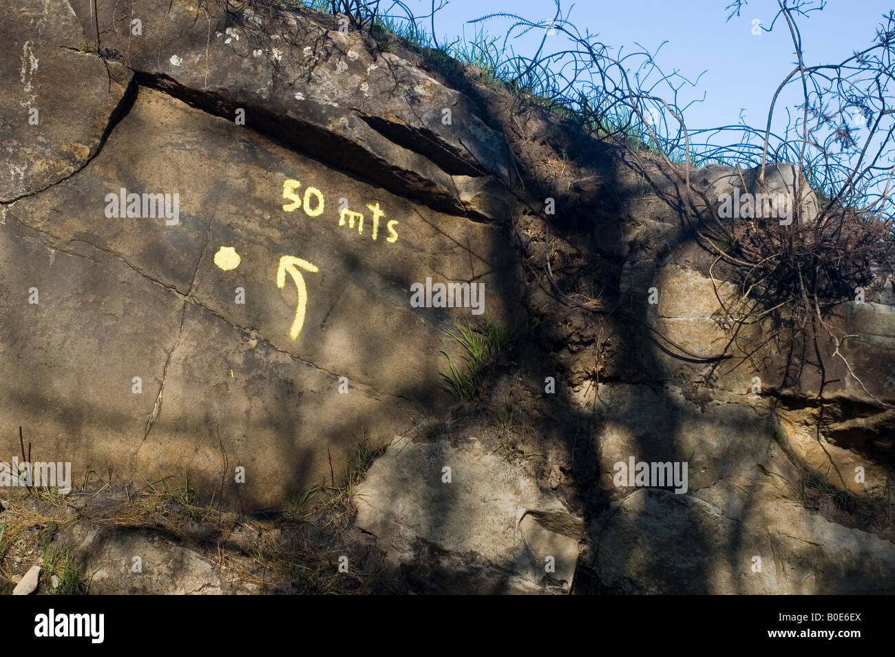 Gelber Pfeil zeigt WAY OF St. JAMES oder CAMINO DE SANTIAGO Nord oder ...