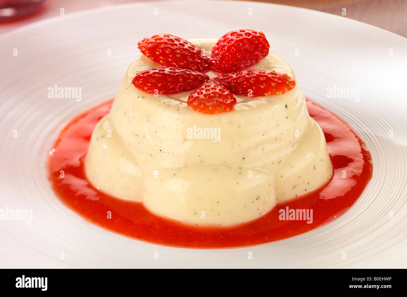 Strawberry bavarois dessert -Fotos und -Bildmaterial in hoher Auflösung ...