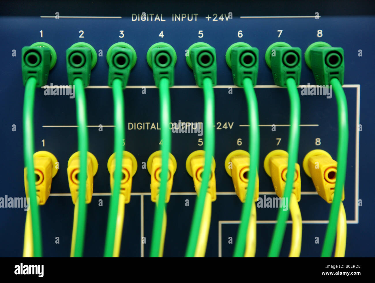 Verschiedene elektrische Kabel-verschiedene Farben, die an ein ...