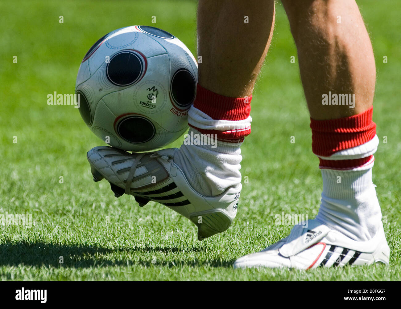 Füße und Stiefel-Football-Spieler und original Europass Fußball ...