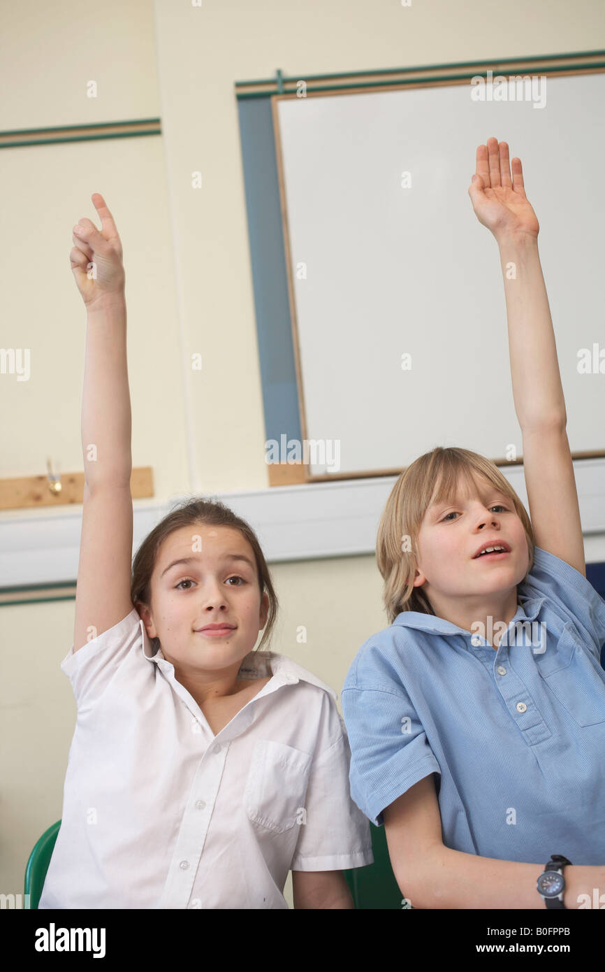 Kinder, die Hände im Klassenzimmer Stockfotografie - Alamy