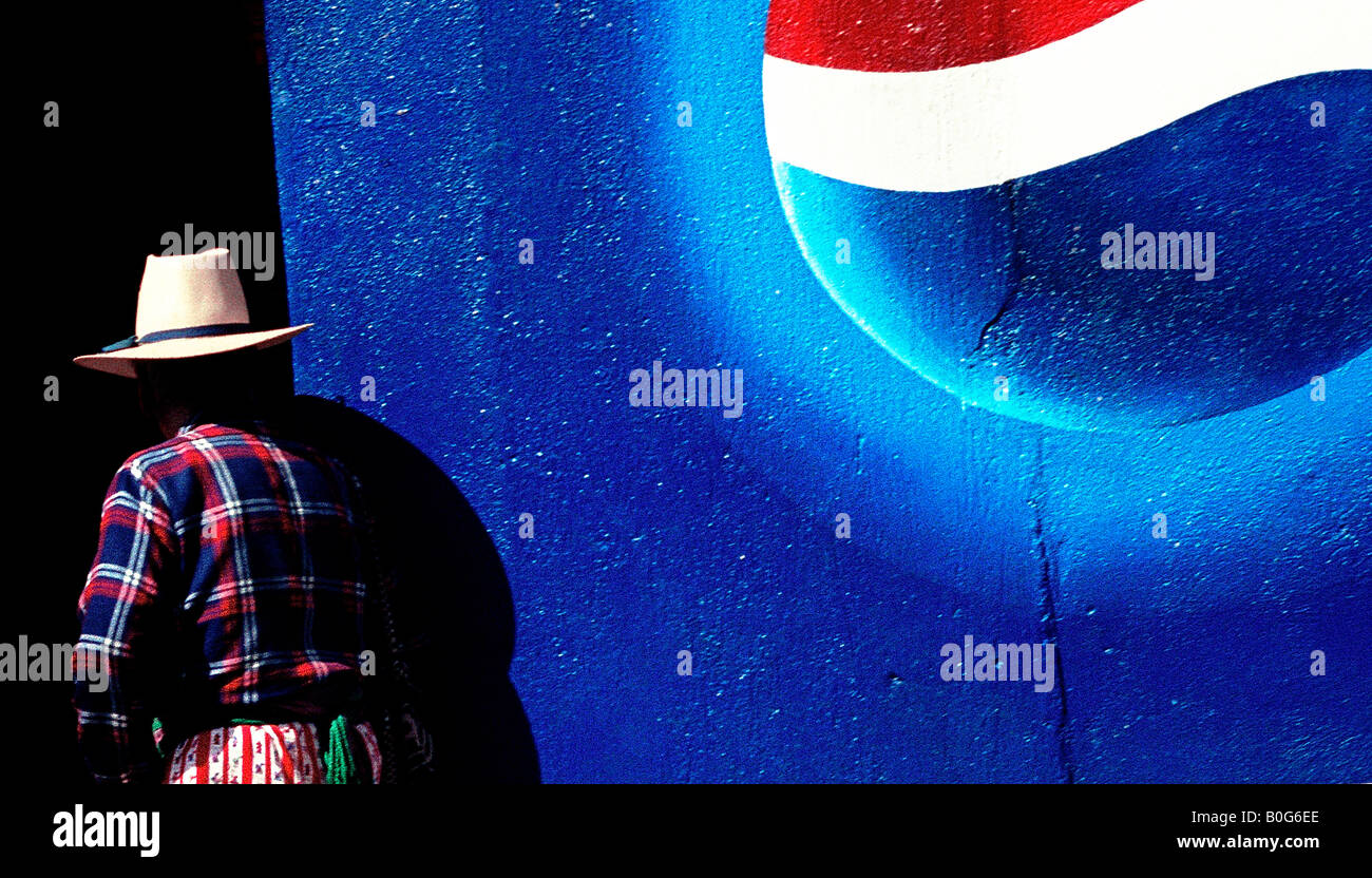 San Lucas Toliman Guatemala Maya Mann Shop gemalt mit Pepsi-Logo ...