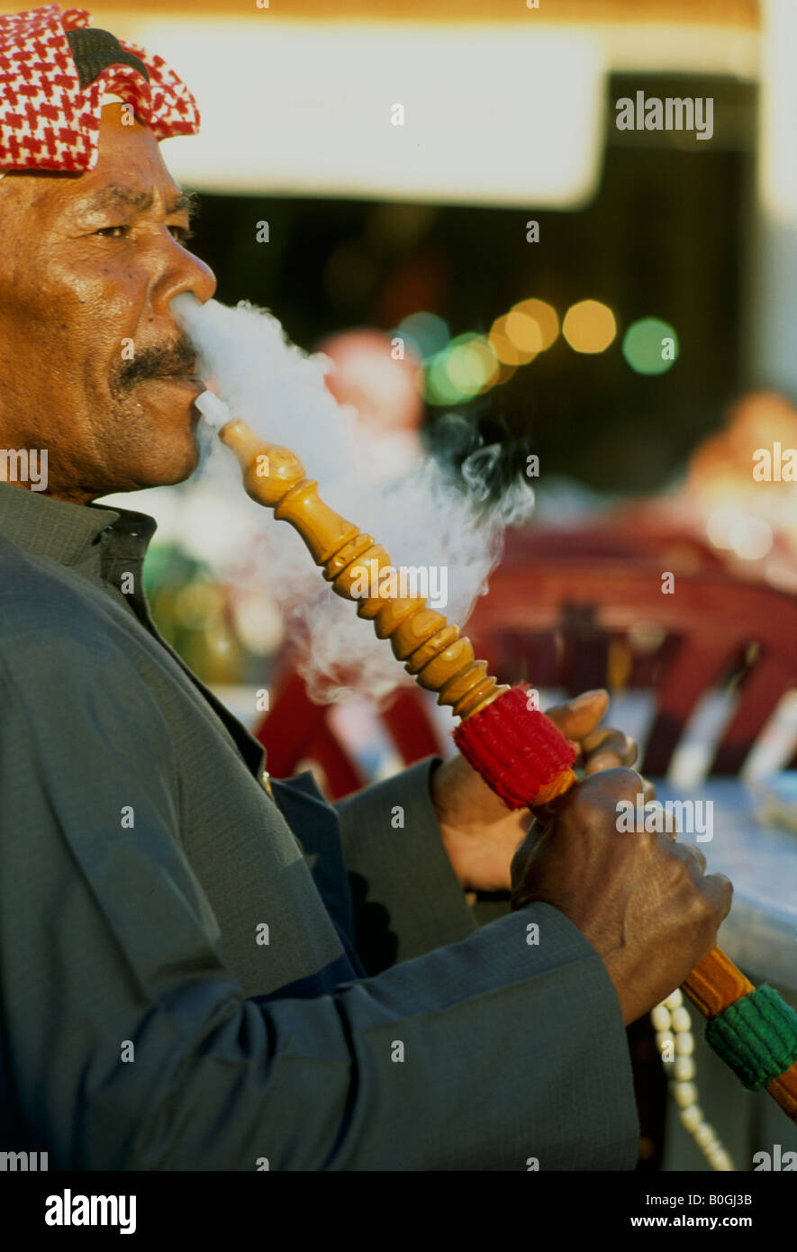 Mann rauchen pfeife tracht -Fotos und -Bildmaterial in hoher Auflösung ...